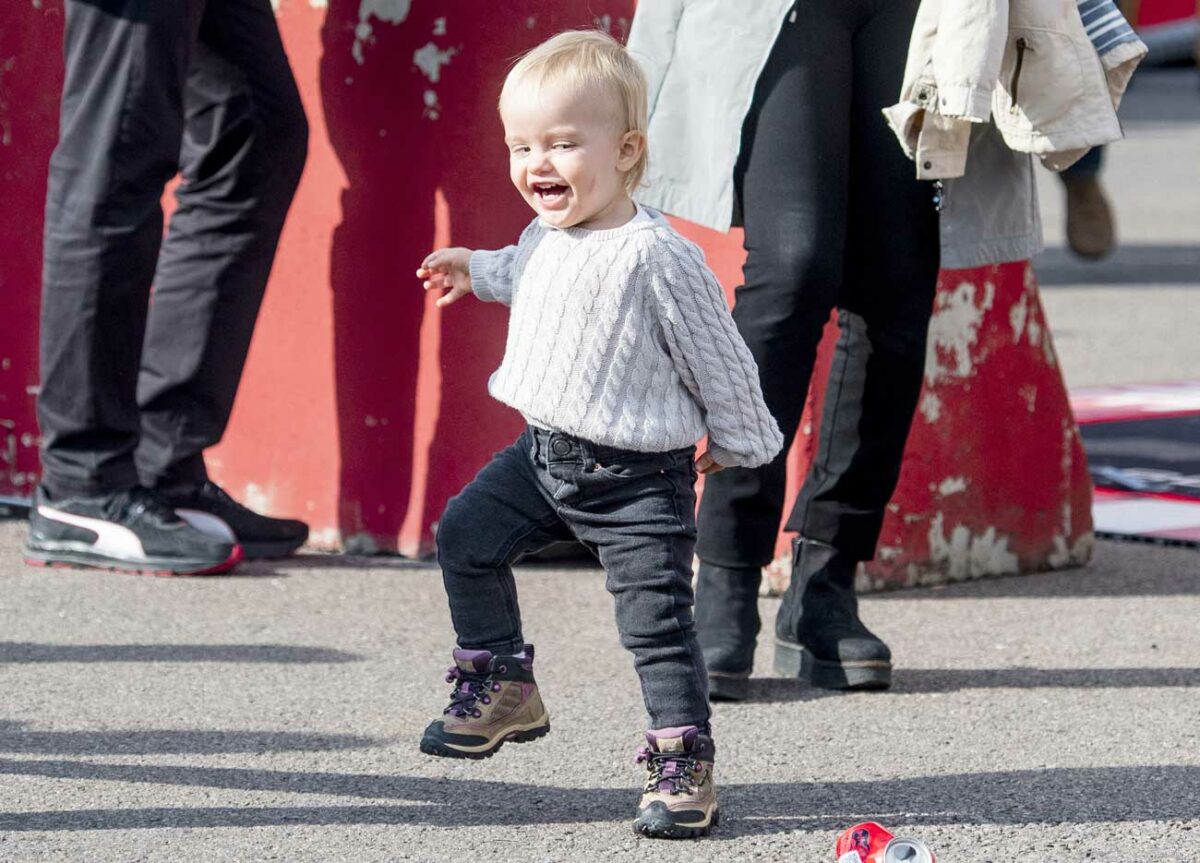 Le prince Julian se tient debout pour la première fois pour assister à ...