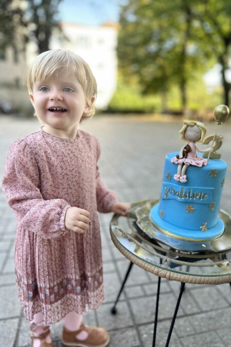 La ravissante princesse Géraldine fête ses 2 ans avec ses parents ...
