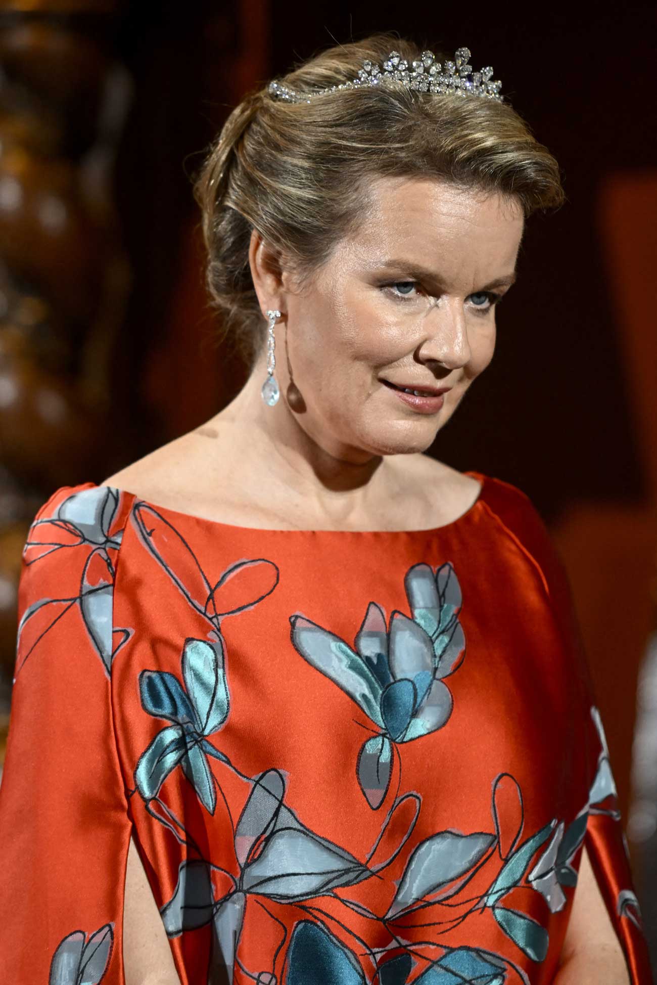 La reine Mathilde porte le diadème Wolfers pour le dîner d'État au ...