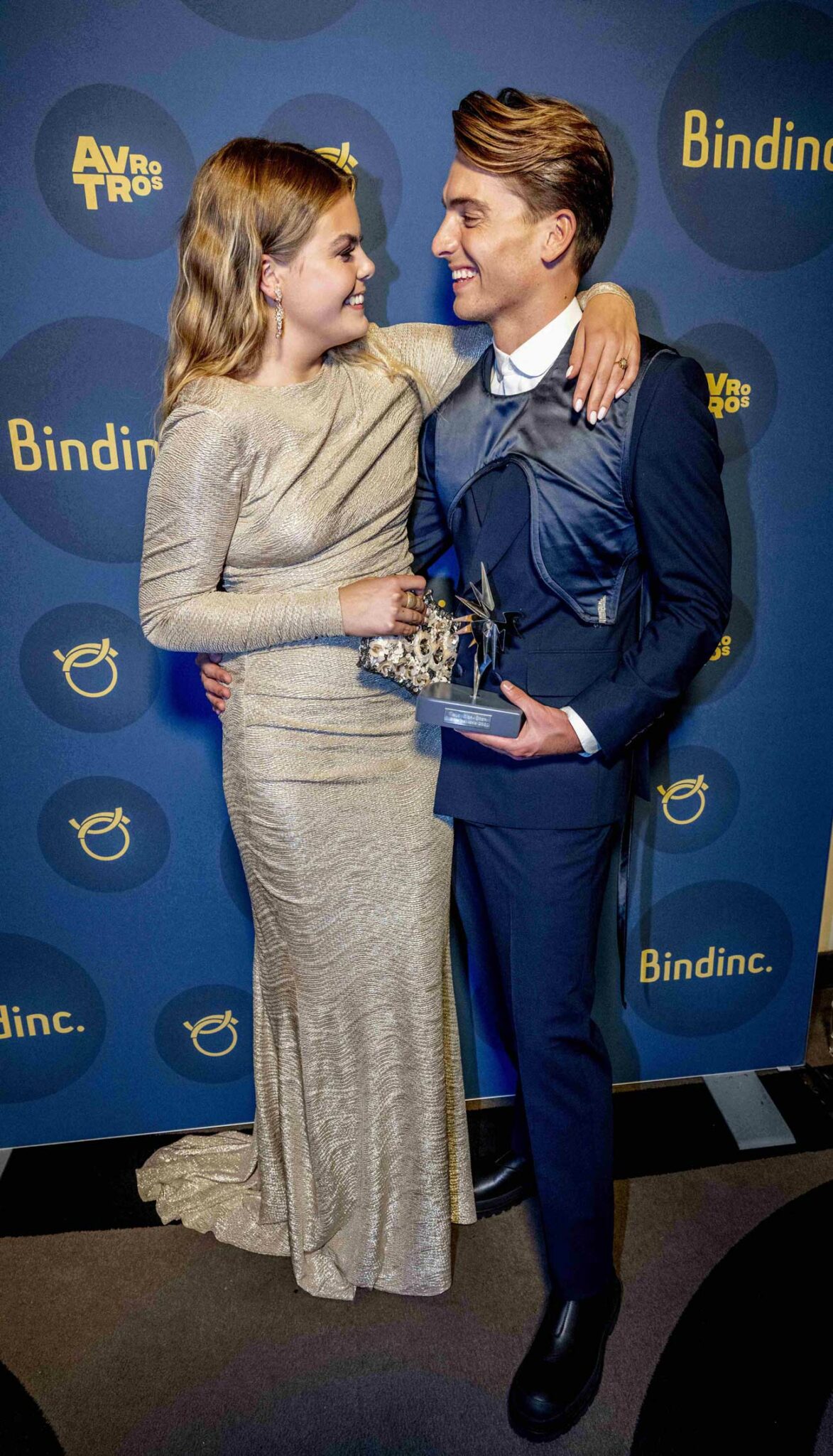 La comtesse Eloise éblouissante dans une robe dorée de la princesse ...