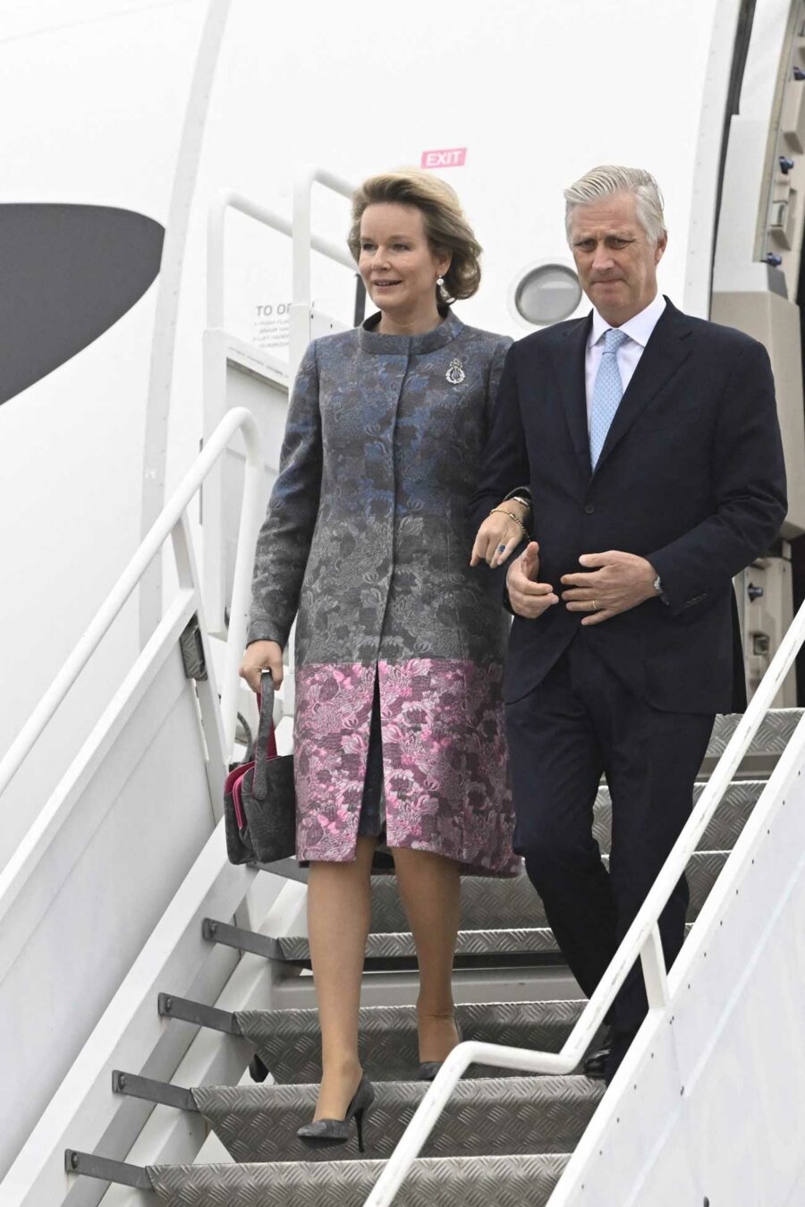 La reine Mathilde en Armani Privé et épingle une nouvelle broche à son ...