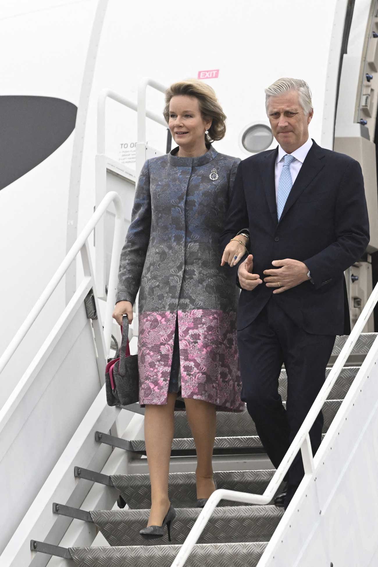 La reine Mathilde en Armani Privé et épingle une nouvelle broche à son arrivée en Lituanie