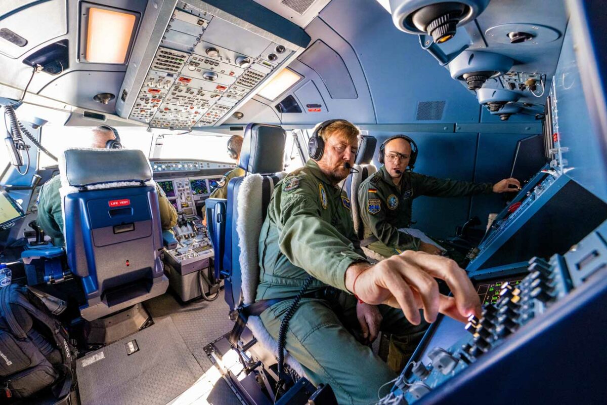 Le roi Willem-Alexander pilote un avion ravitailleur pour un exercice ...