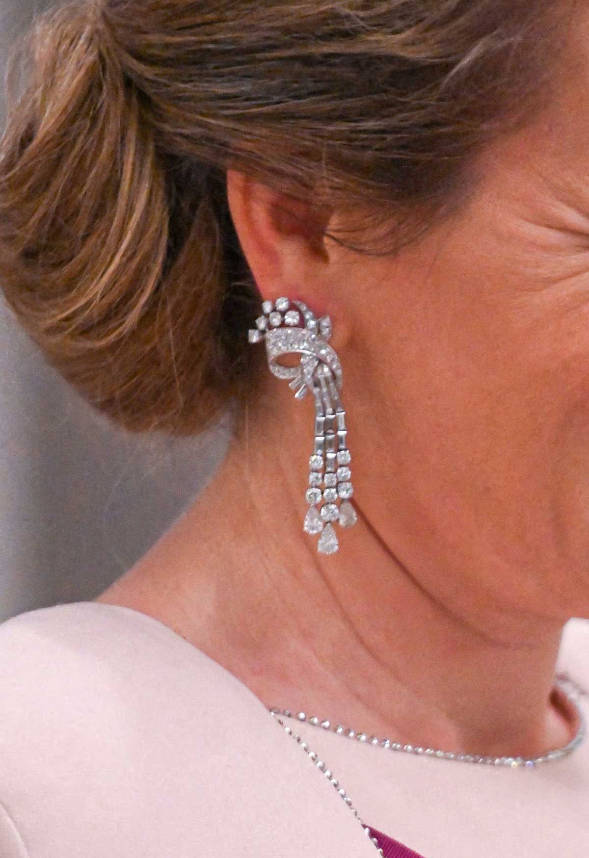 La reine Mathilde porte le diadème couronne de laurier et sa robe ...