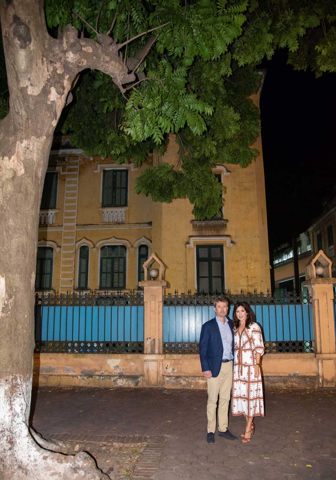 Le prince héritier Frederik devant la maison d'enfance de son père à ...