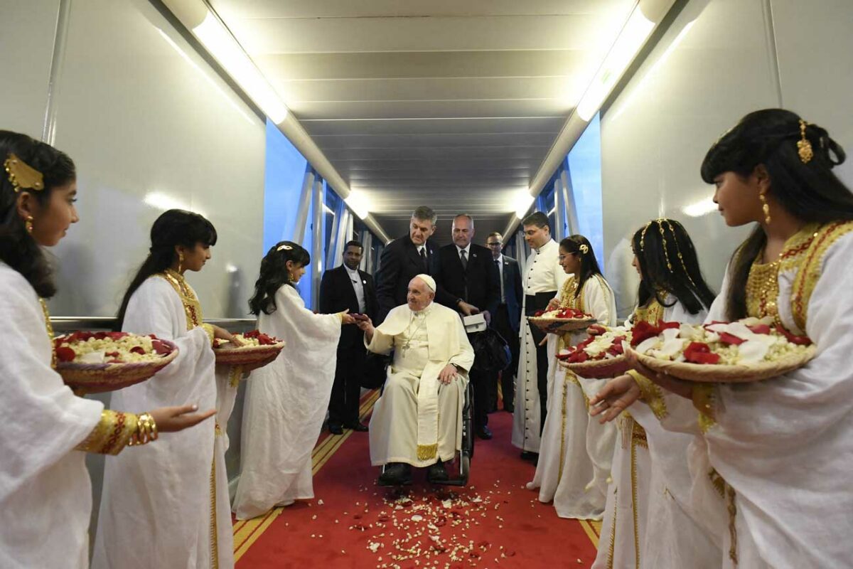 Le pape François accueilli par le roi de Bahreïn au palais royal Al-Sakhir