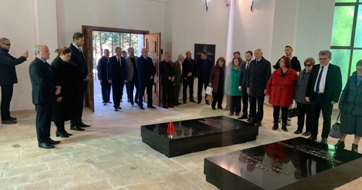 Le prince héritier Leka rend hommage à la reine mère Sadije