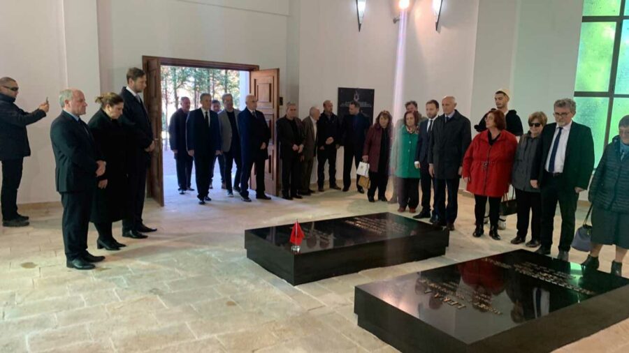 Le prince héritier Leka rend hommage à la reine mère Sadije
