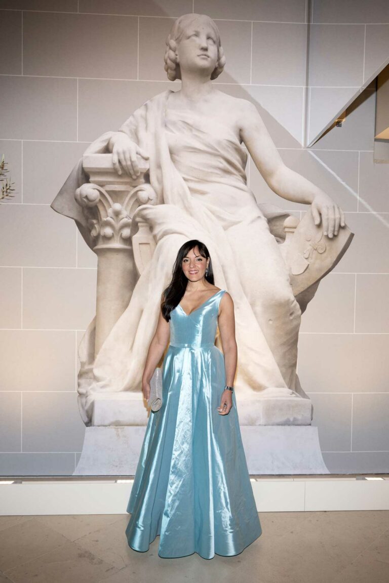 La princesse Yasmine Murat admire les peintures flamandes exposées au ...