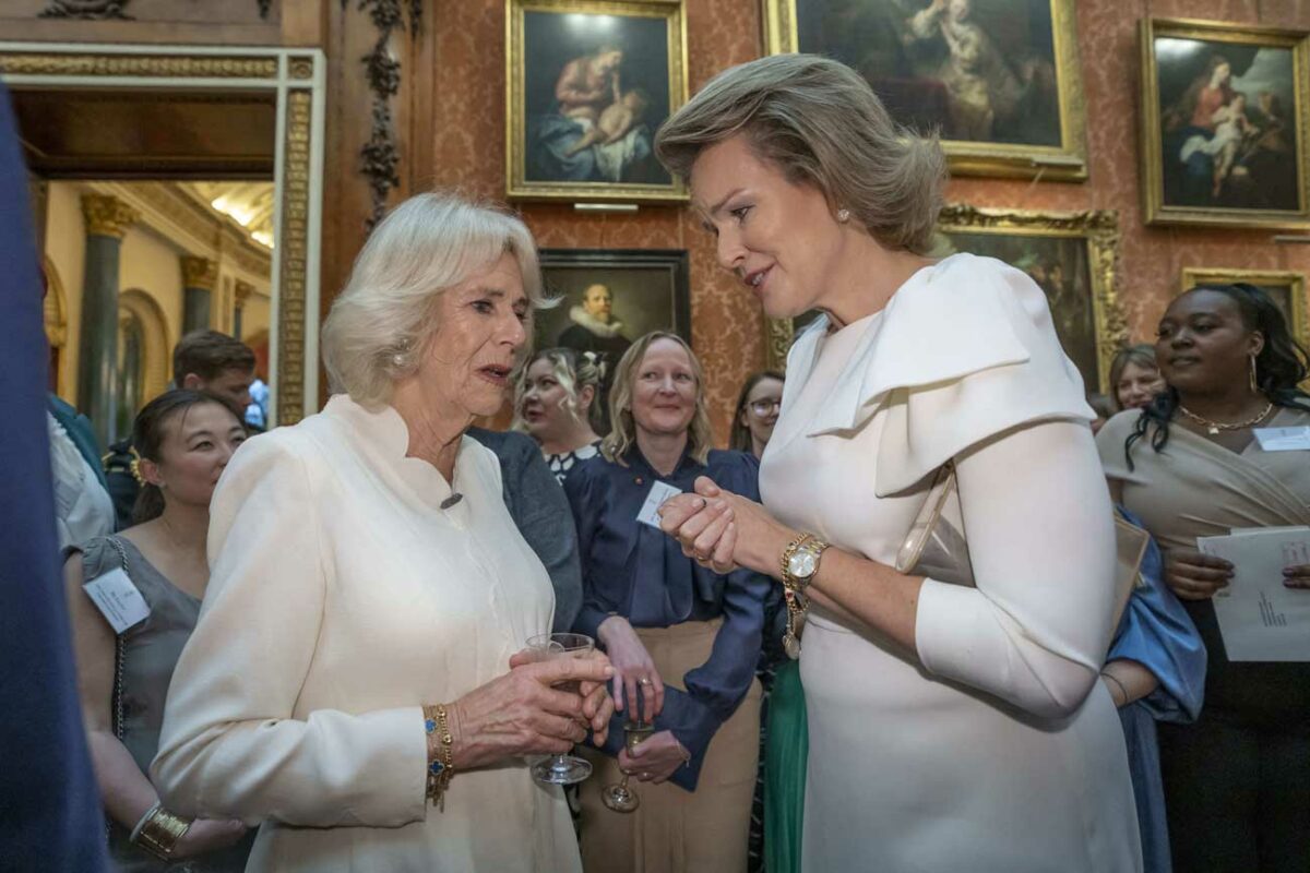 La reine Mathilde et la reine Rania réunies par la reine Camilla pour ...