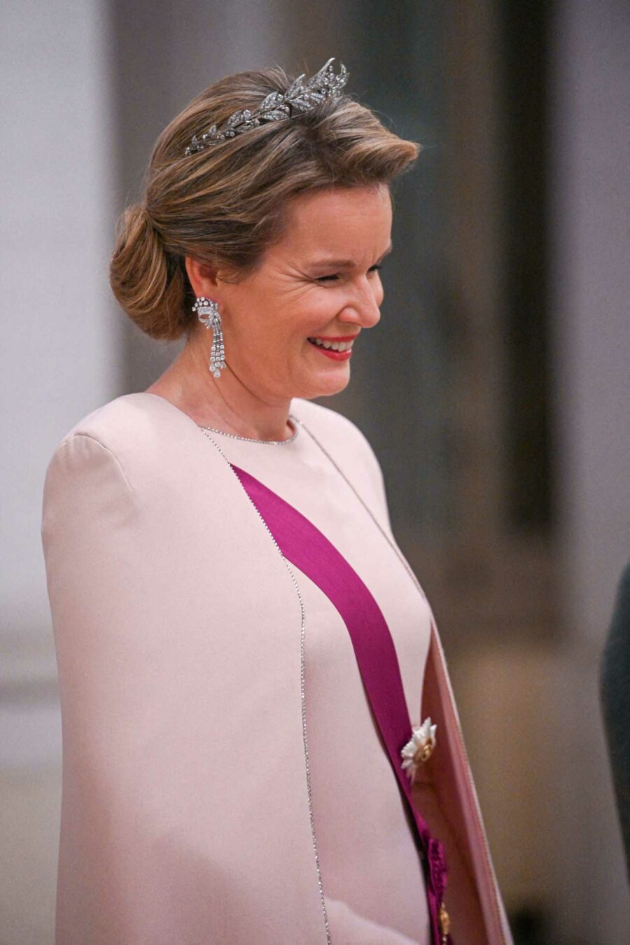 La reine Mathilde porte le diadème couronne de laurier et sa robe ...