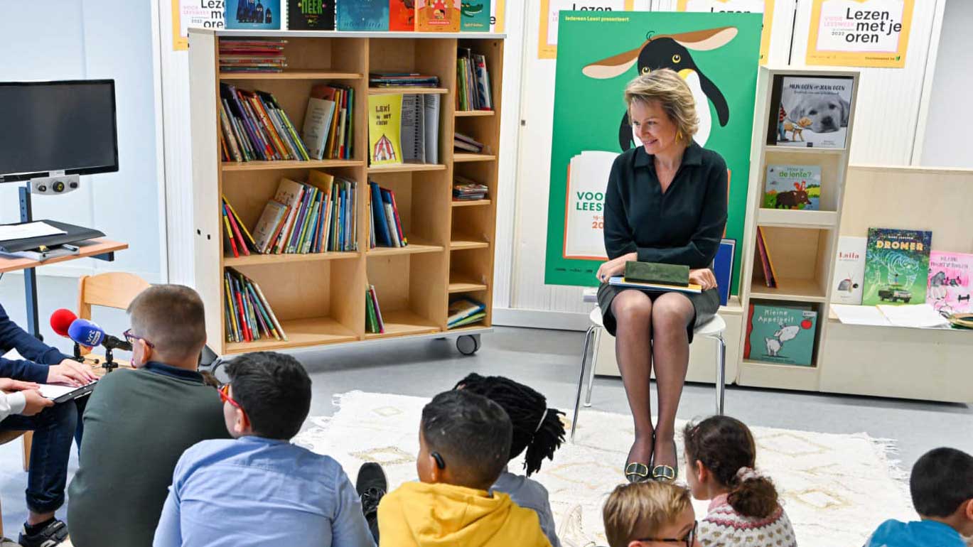 La reine Mathilde fait la lecture à des enfants aveugles et malvoyants ...