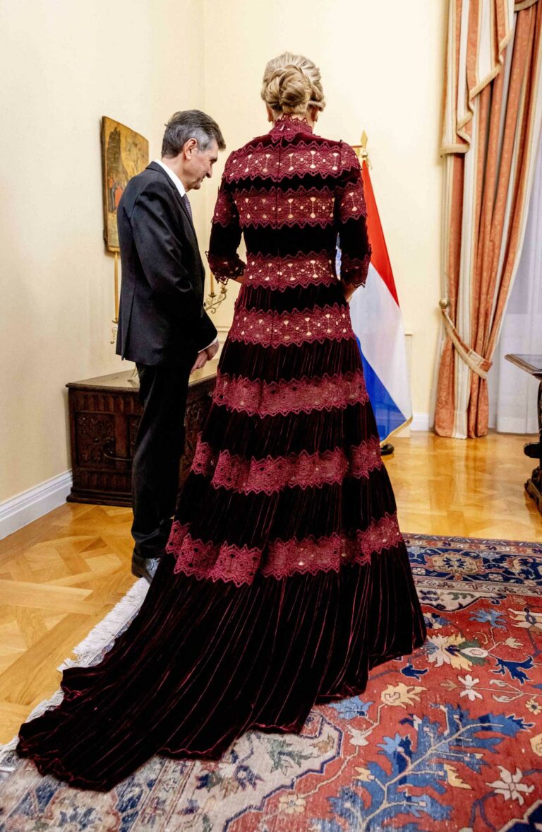 La reine Mathilde s'inspire de la reine Máxima en portant la même robe ...