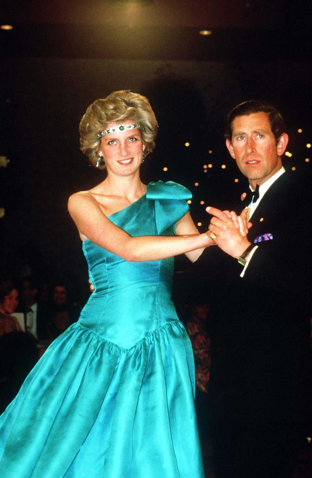 La princesse de Galles porte le collier en émeraude Art Déco de la ...