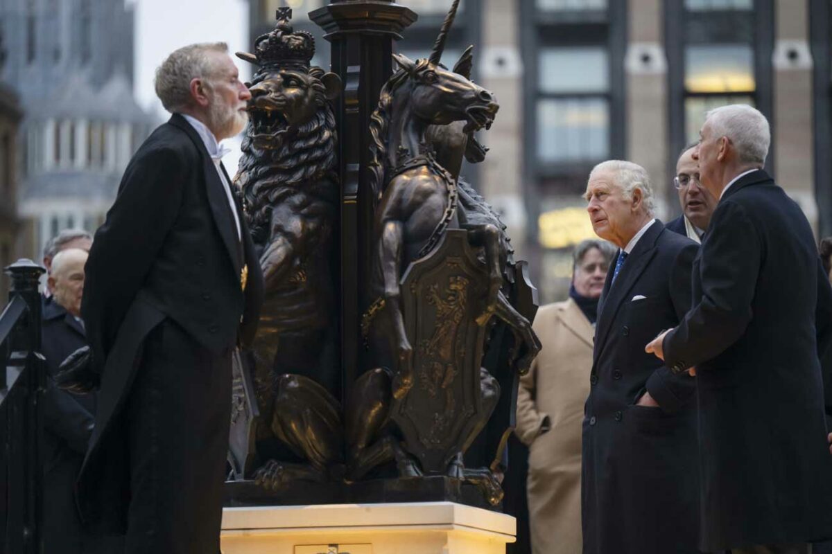 Le roi Charles III rend hommage à Elizabeth II au palais de Westminster