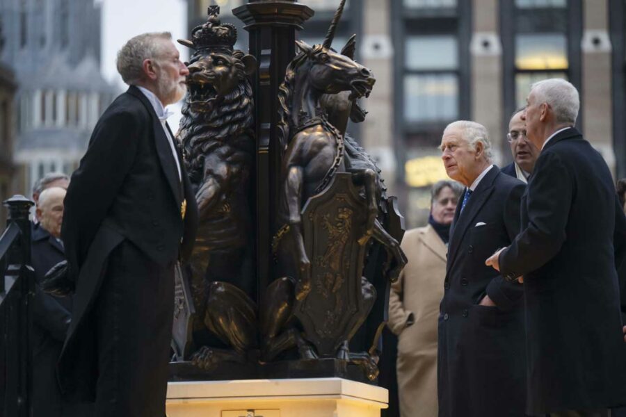 Le roi Charles III rend hommage à Elizabeth II au palais de Westminster