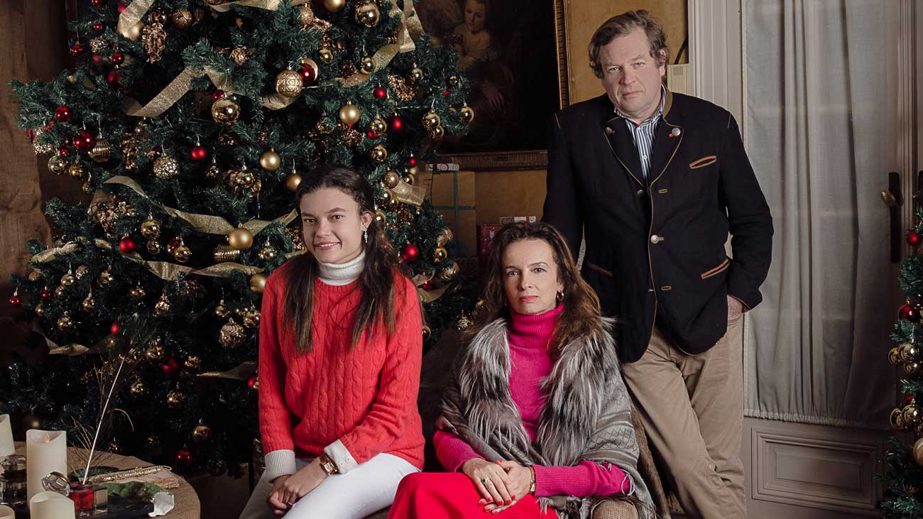 Le comte Louis de Limburg Stirum et sa famille au pied du sapin de Noël au château de Huldenberg