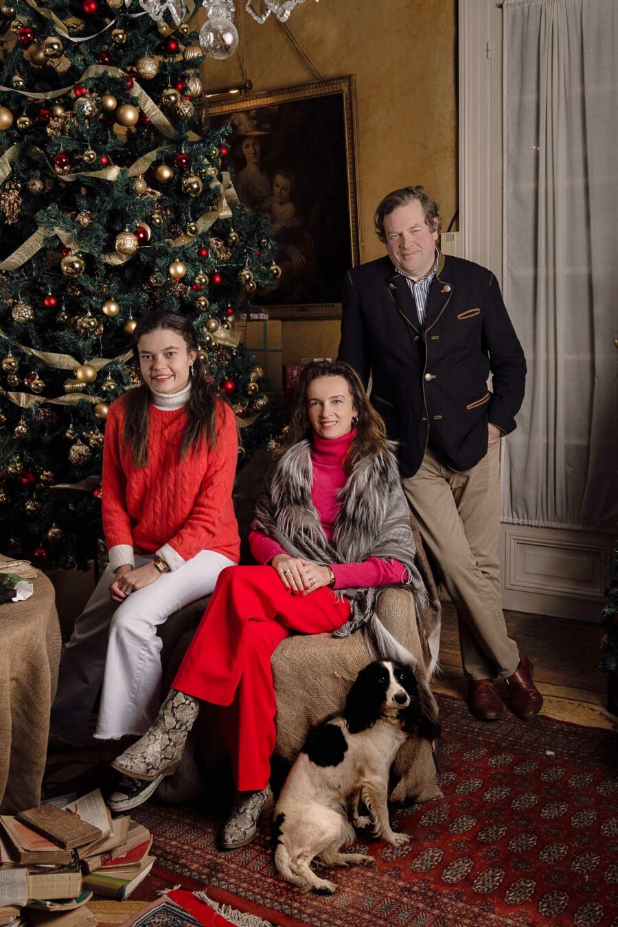 Le comte Louis de Limburg Stirum et sa famille au pied du sapin de Noël au château de Huldenberg