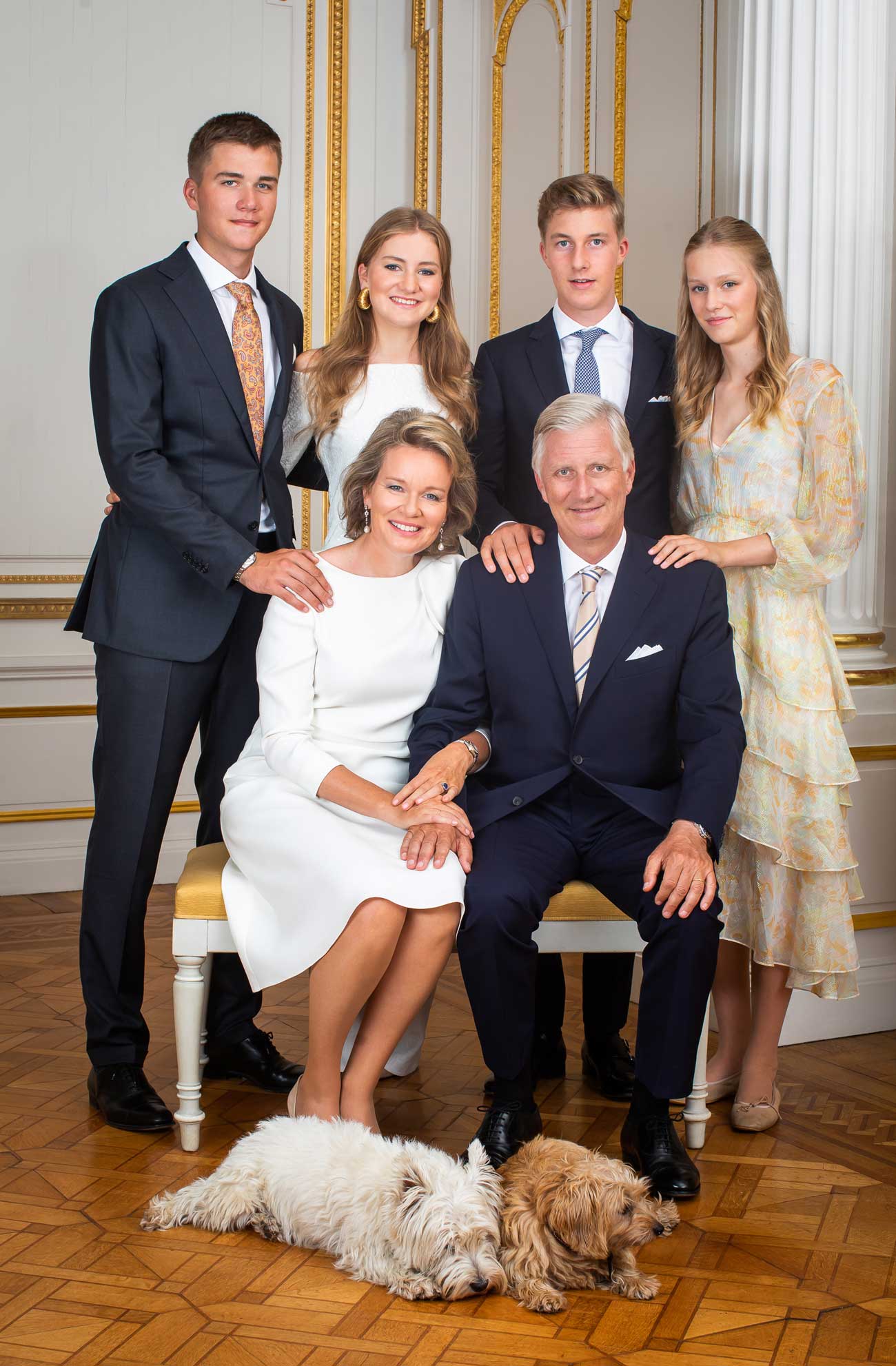 La famille royale belge pose avec ses deux chiens sur la très chic ...