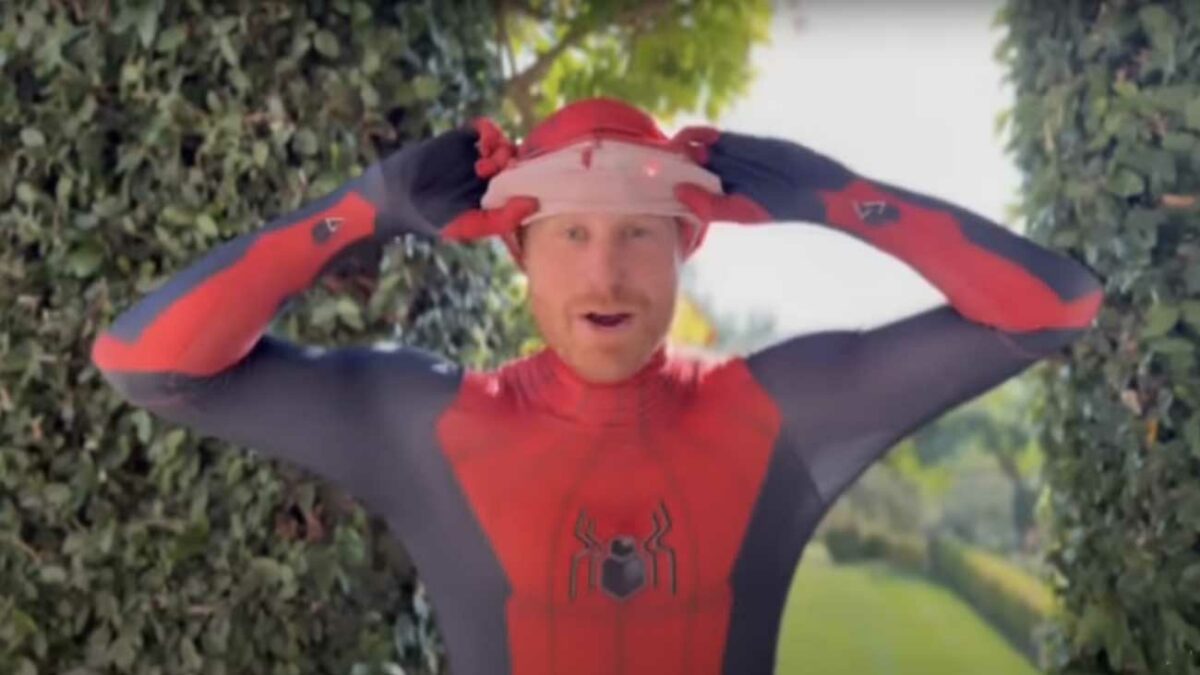Le prince Harry se déguise en Spider-Man pour surprendre les enfants ...