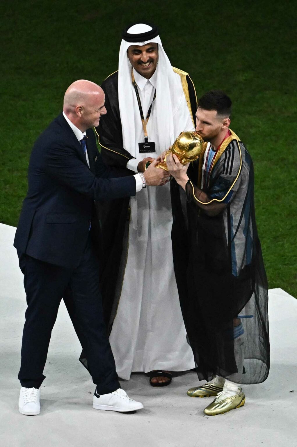 L'émir du Qatar remet la Coupe du monde et un « bisht » à Lionel Messi