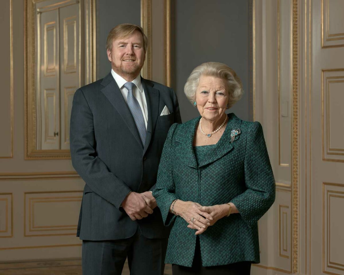 L'ancienne reine, le roi et la future reine des Pays-Bas posent ...