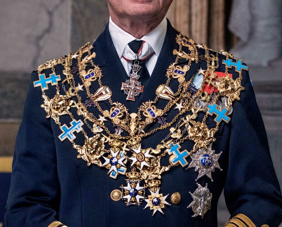 Photo officielle du roi de Suède paré de ses décorations à côté du Trône d'argent pour son ...
