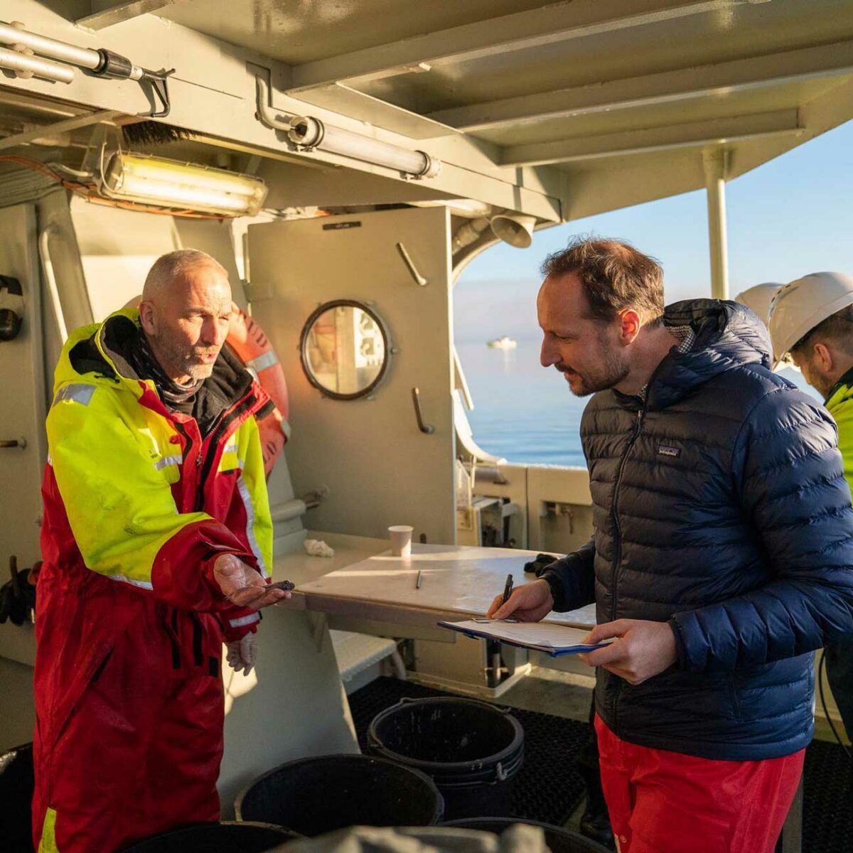 Le prince héritier Haakon auprès des chercheurs dans le fjord d'Oslo