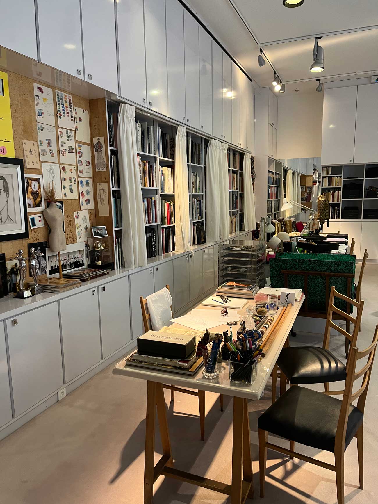 Un cardigan doré dessiné par Yves Saint Laurent pour la princesse de ...