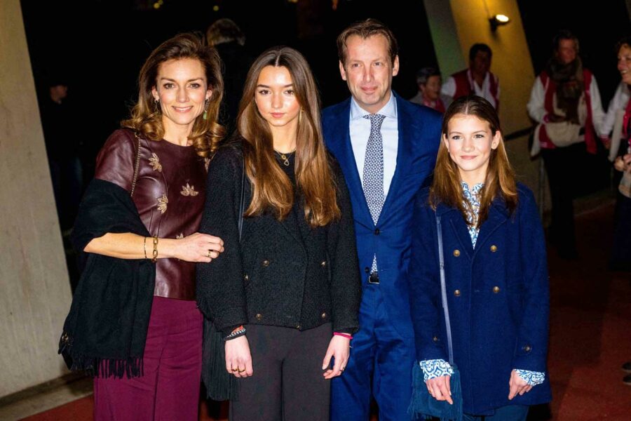 La princesse Margriet entourée de nombreux princes et princesses de sa ...