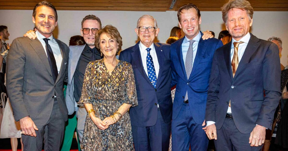 La princesse Margriet entourée de nombreux princes et princesses de sa ...