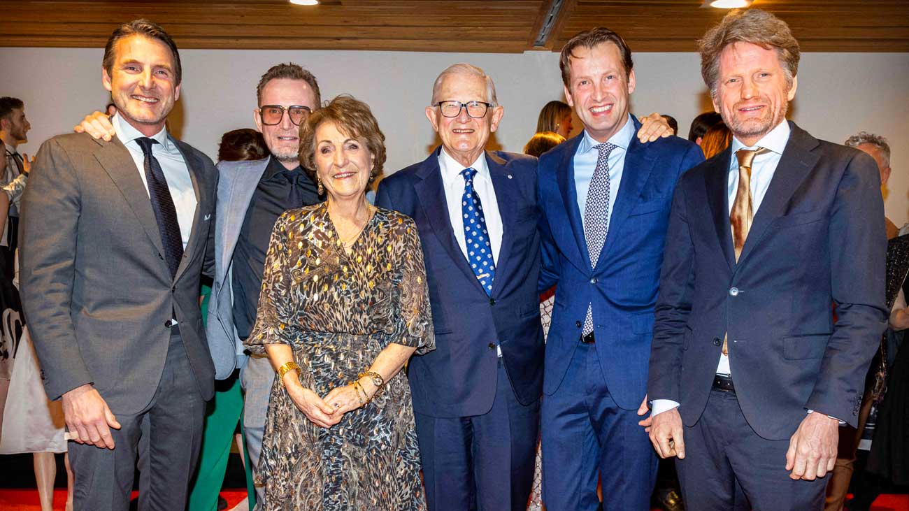 La princesse Margriet entourée de nombreux princes et princesses de sa ...
