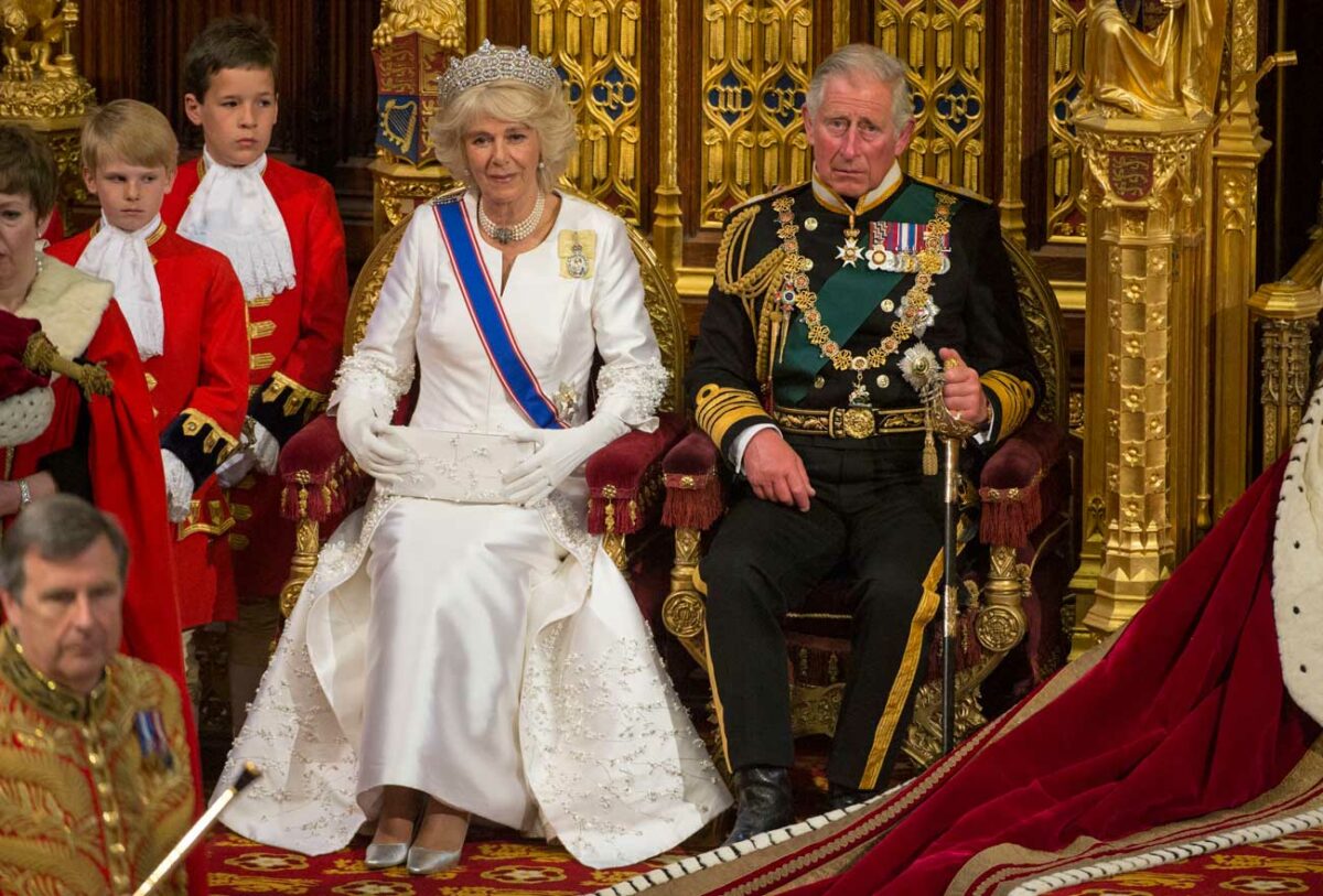 La reine Camilla a choisi le couturier qui lui confectionnera sa robe ...