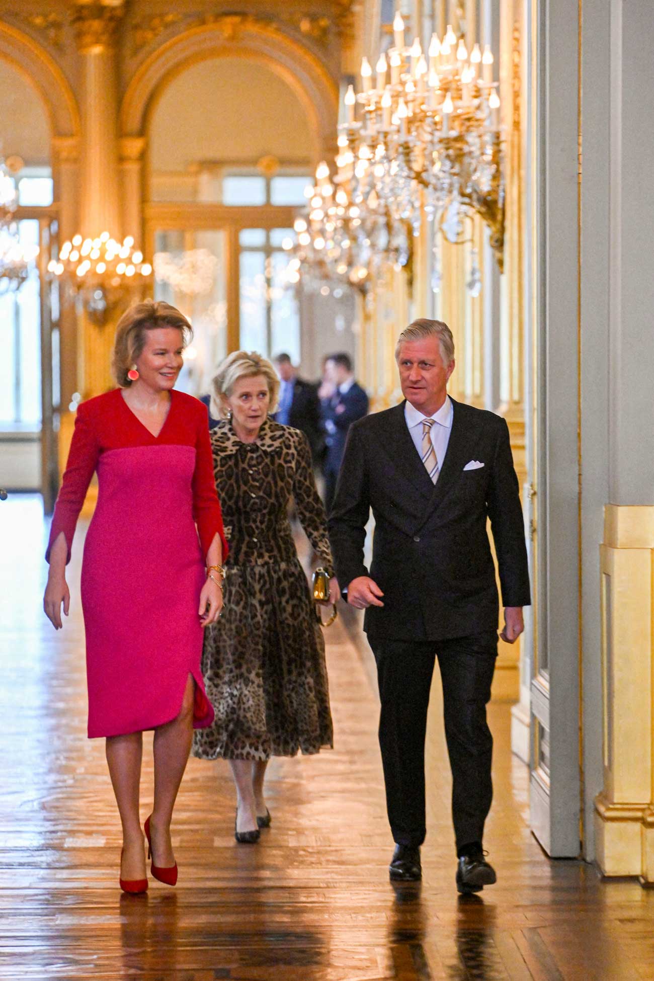 La princesse Astrid en léopard Dolce & Gabbana pour accompagner le roi Philippe et la reine ...