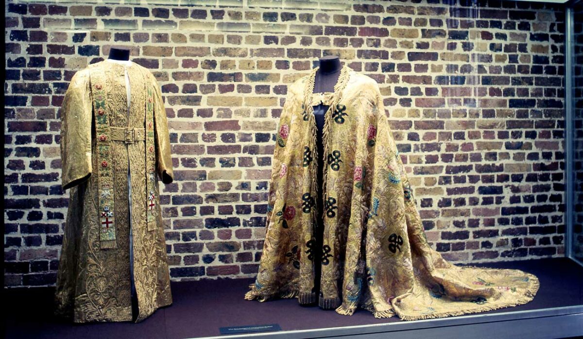 La Supertunica et le Colobium sindonis : les robes que portera Charles ...