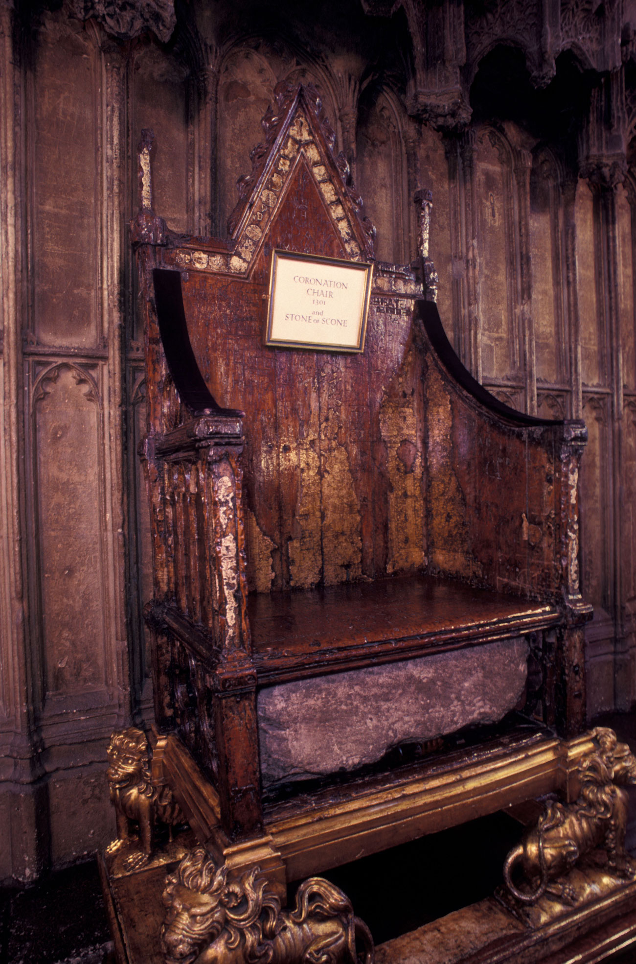 Le précieux trône en chêne vieux de 700 ans est en cours de ...