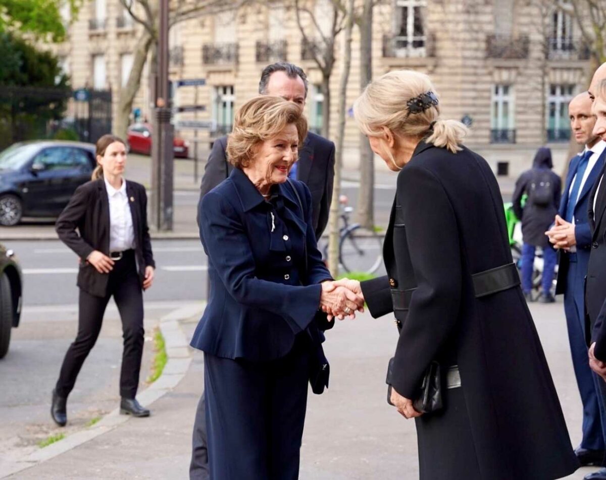 La reine Sonja à Paris avec Brigitte Macron pour inaugurer la ...