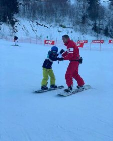 Le comte de Paris initie ses petits princes au snowboard pendant leurs ...
