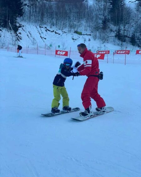 Le comte de Paris initie ses petits princes au snowboard pendant leurs ...