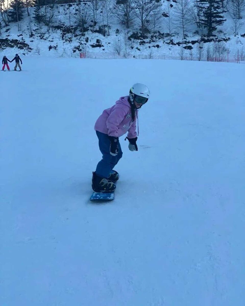 Le comte de Paris initie ses petits princes au snowboard pendant leurs ...