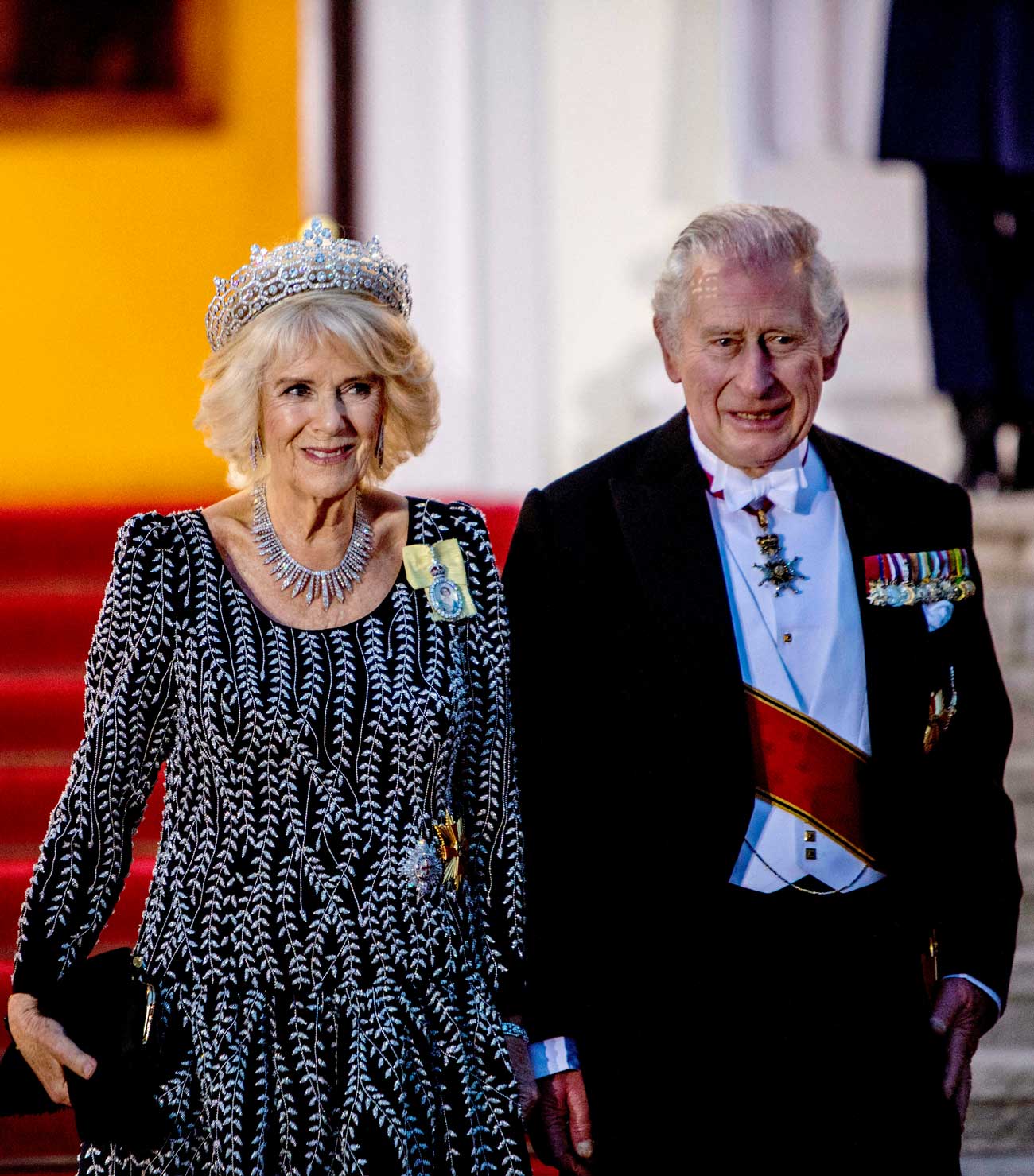 Camilla porte l'imposant diadème Greville de Boucheron pour sa première ...