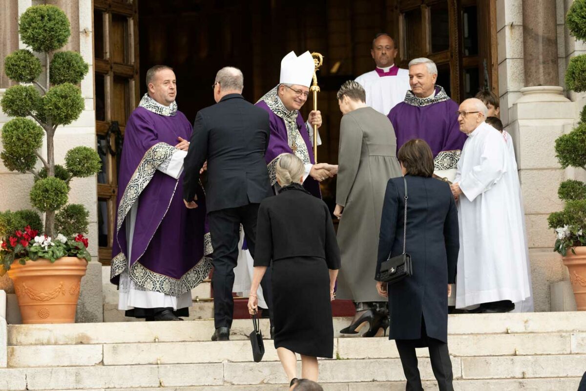 Albert II, Charlène, Caroline et Stéphanie commémorent la disparition ...