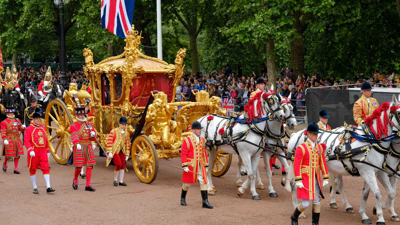 Les deux carrosses du couronnement de Charles III : un carrosse créé ...