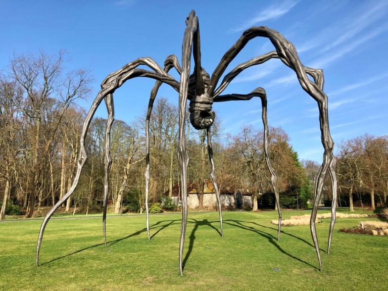 La reine Sonja de Norvège dévoile la sculpture « Maman » de Louise ...