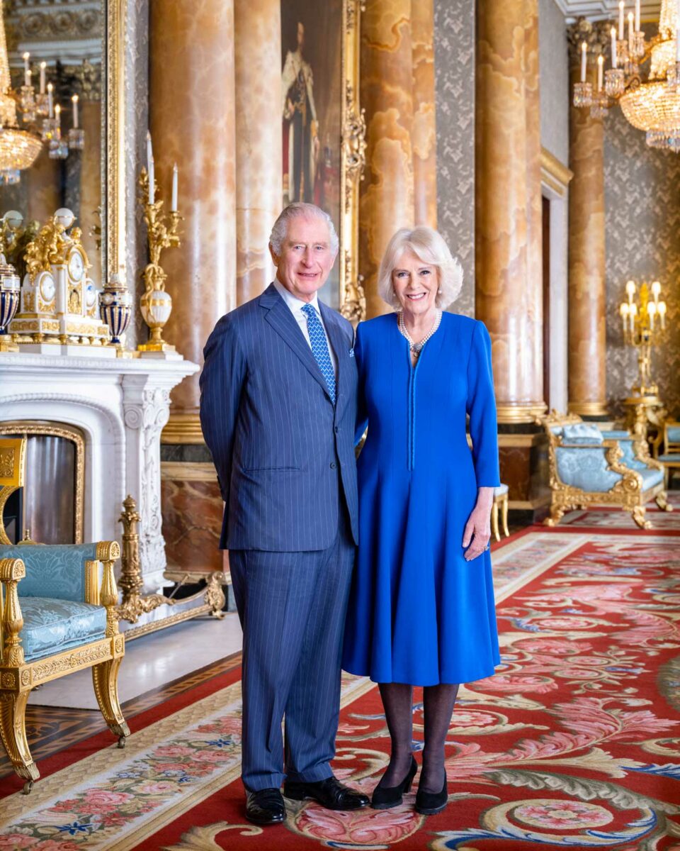Buckingham révèle trois nouveaux portraits officiels du roi Charles III et de la reine Camilla ...
