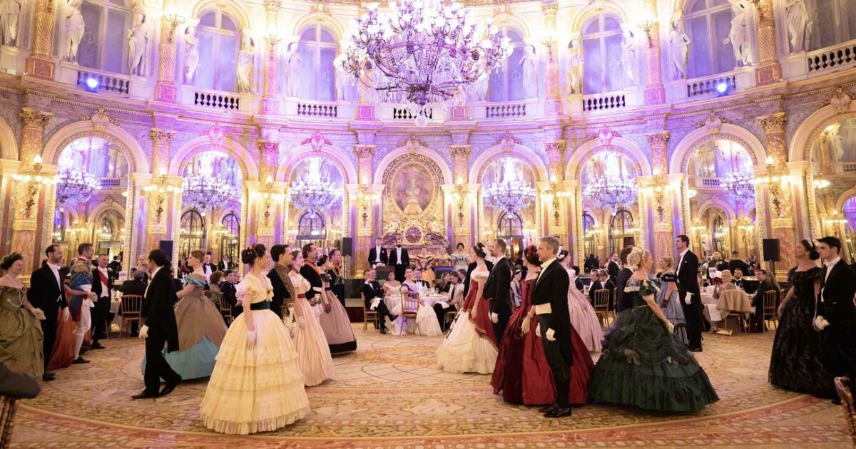 Grand bal costumé en l'honneur de Napoléon III et du Second Empire, en ...
