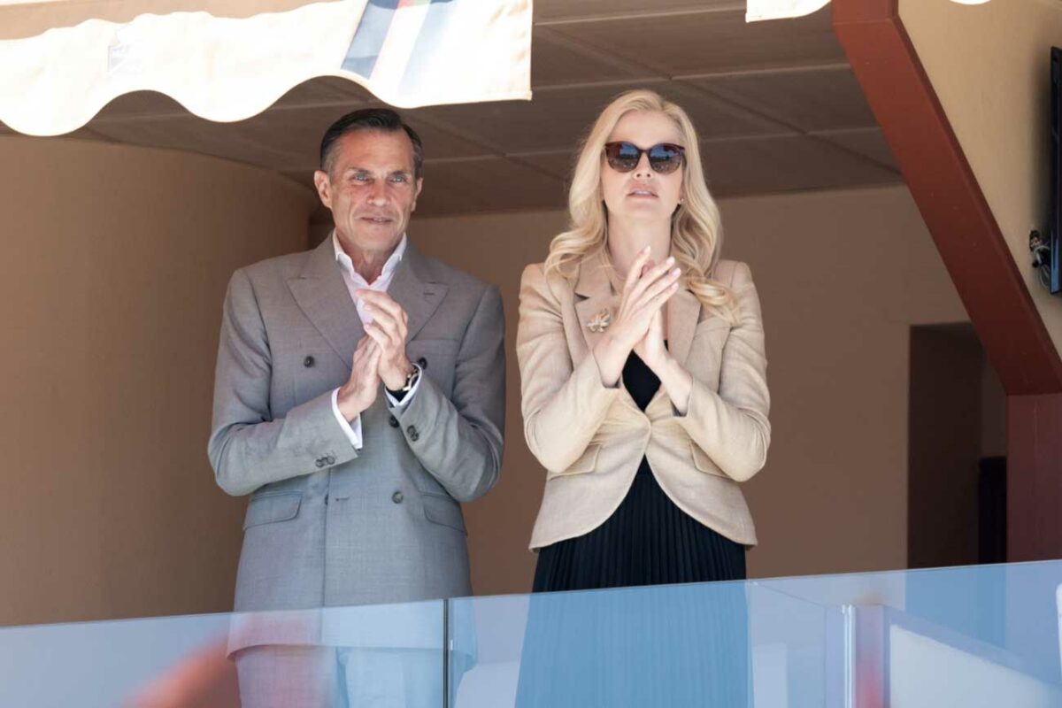 Le prince Charles-Philippe d'Orléans et sa fiancée Naomi radieux à la ...