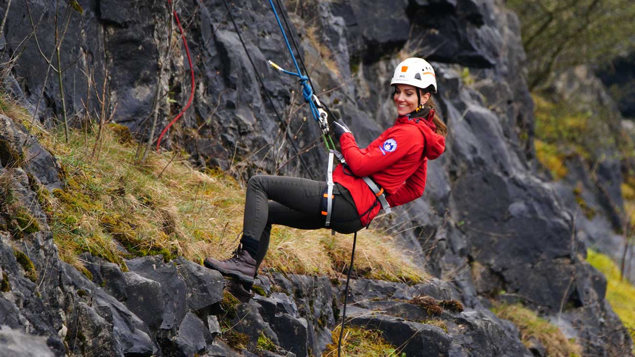 Le prince et la princesse de Galles descendent en rappel une falaise ...