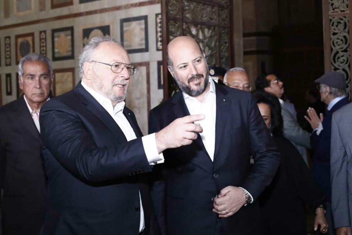 Le roi Fouad II dévoile la nouvelle pierre tombale du roi Farouk au Caire