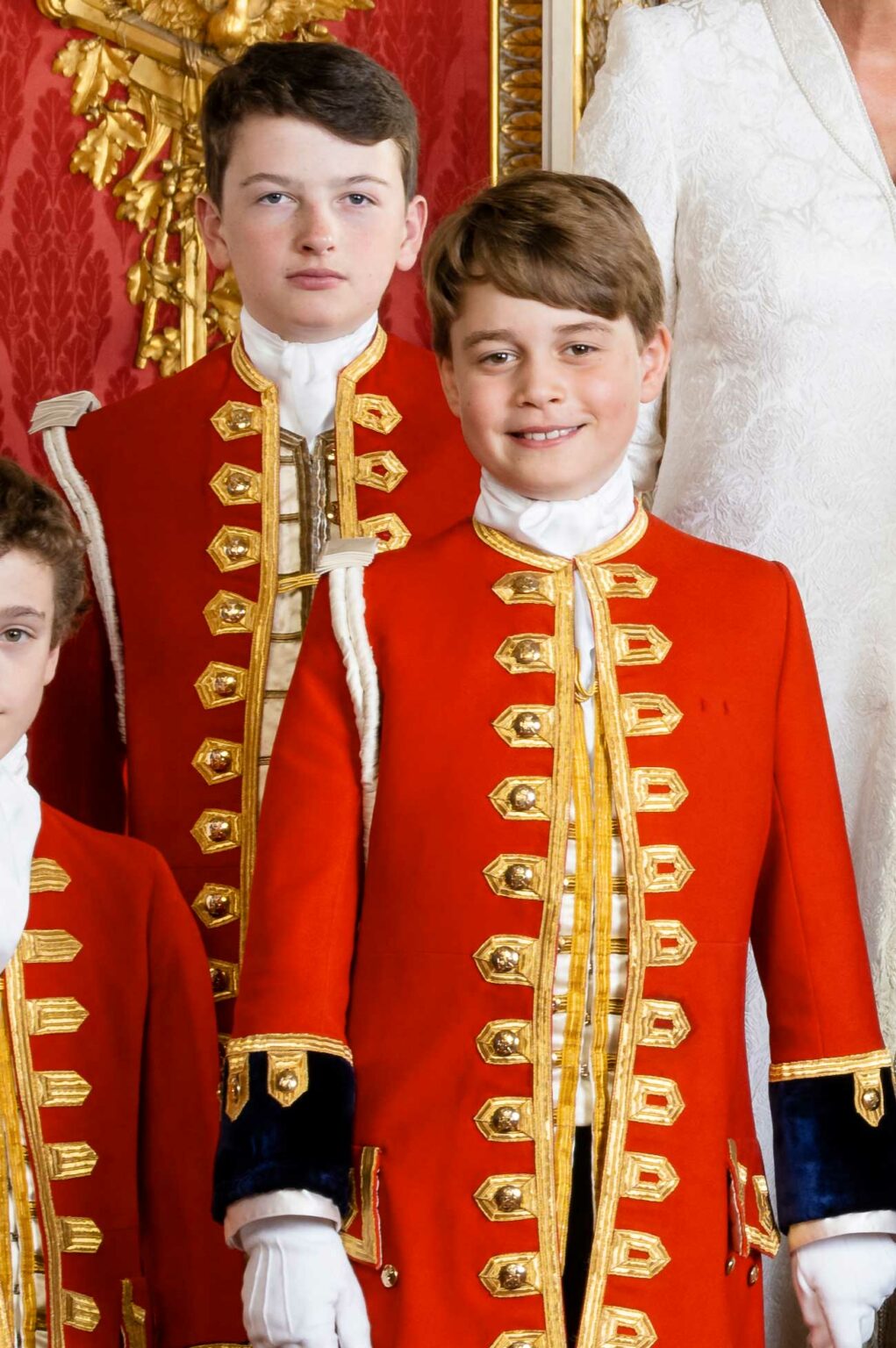 Portraits officiels de Charles III avec les deux futurs rois en costume ...